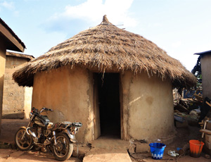 LA CASE ET LA STELE DE RENE CAILLE - Ivoire Travel